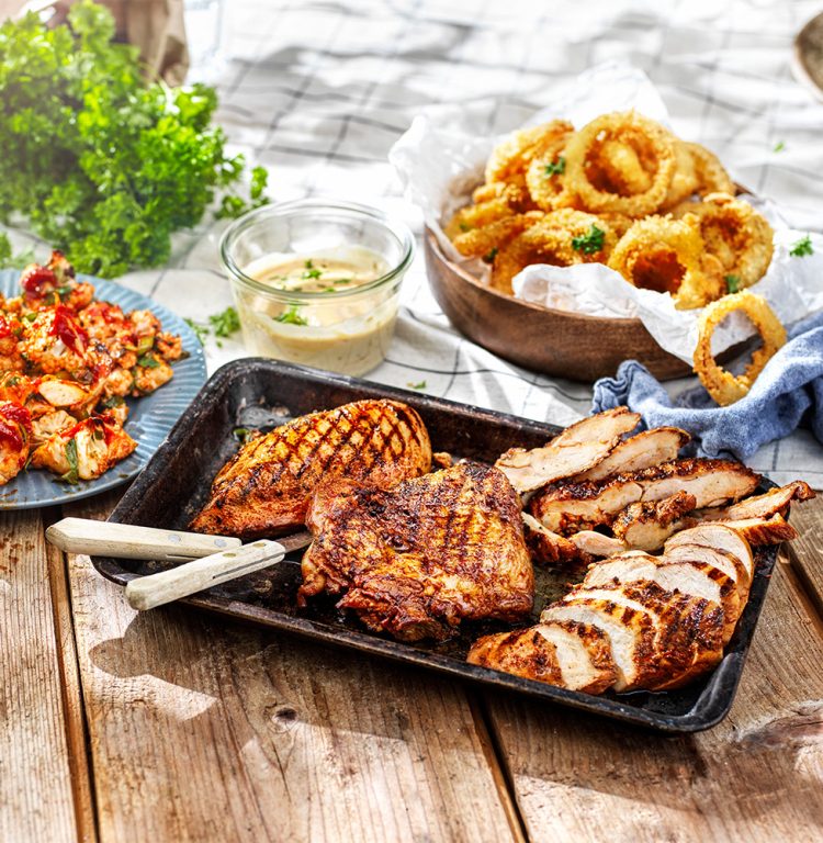 Mixed grill med kyckling och hemgjorda lökringar.